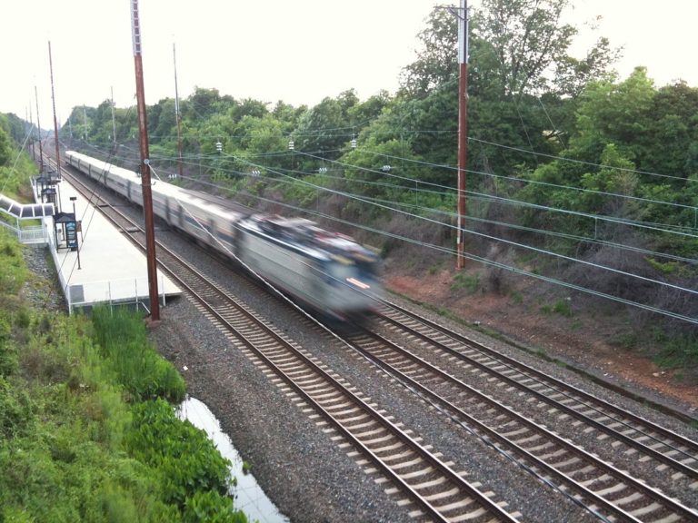 Why trains don't fall off the track when turning – Sciworthy